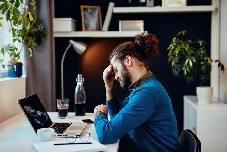 Homeoffice als Ursache für Kopf- und Rückenschmerzen